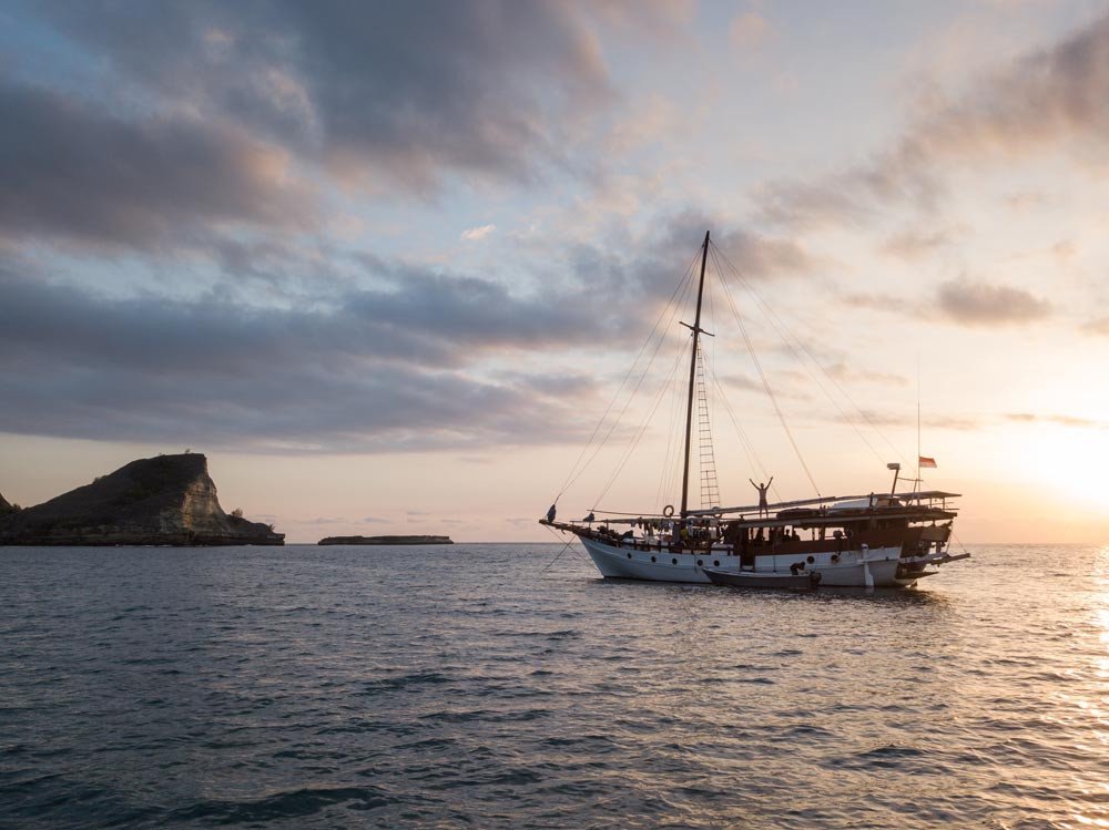 Sama Sama Surf Charter zu indonesischen Wellen und Inseln | LUEX