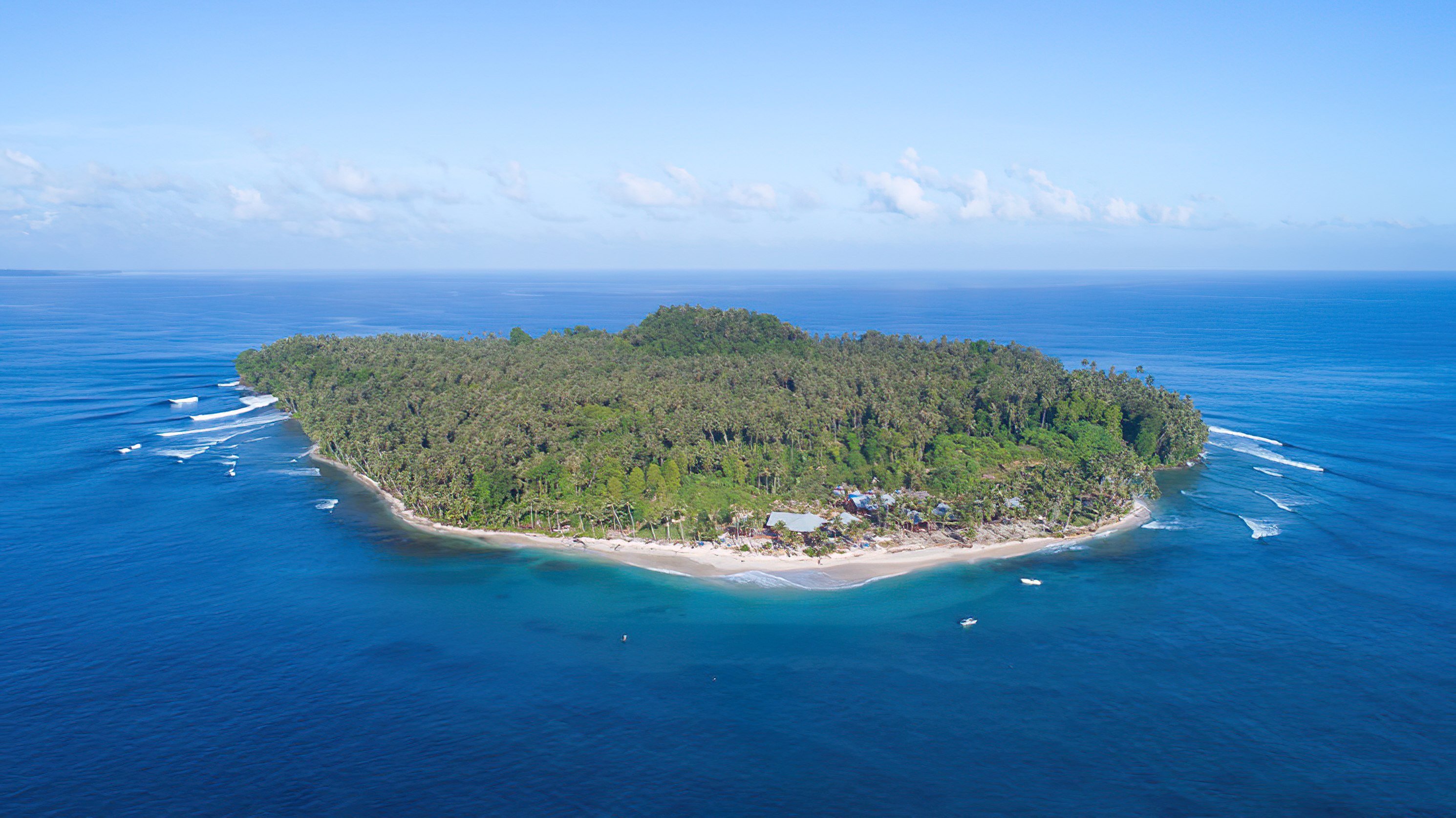 Pinnacles on Telo - Indonesien - Surf Resort | LUEX